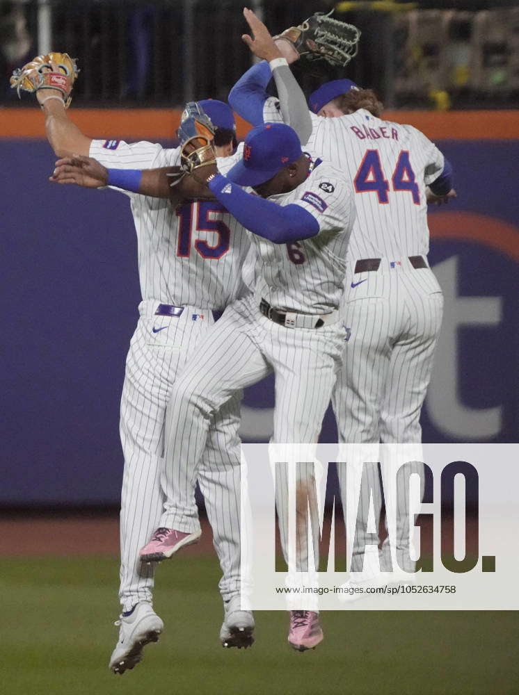 New York Mets players celebrate after beating the Los Angeles Dodgers ...