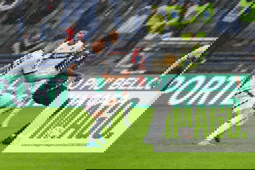 Genoa& x2019;s Jeff Ekhator fights for the ball during the Serie A ...