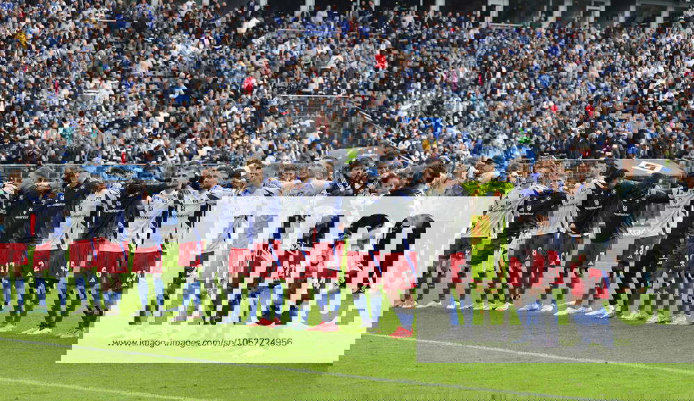 The whole HSV team celebrates the victory with the fans, Daniel Heuer ...