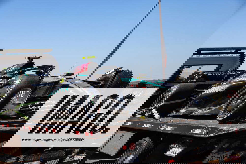 44 HAMILTON Lewis (gbr), Mercedes AMG F1 Team W15, crash, accident ...