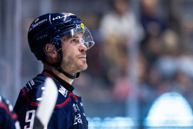 241007 Linköpings Lance Bouma dips during the SHL ice hockey match ...