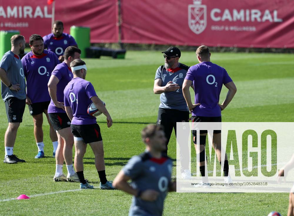 Coach Andrew Strawbridge talks to players England Training, Rugby Union ...