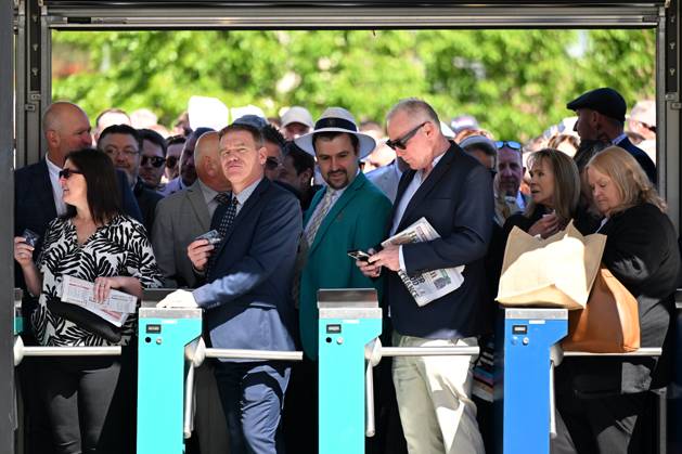 RACING COX PLATE, Racegoers arrive to the Ladbrokes Cox Plate Day at ...