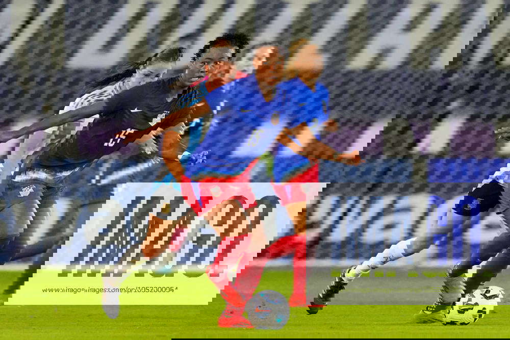 United States forward Jaedyn Shaw (15) moves the ball during an ...