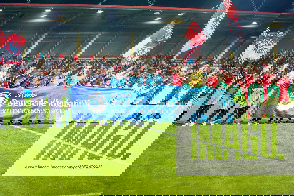 The FC Bayern and Eintracht Frankfurt teams with a German Cancer Aid ...