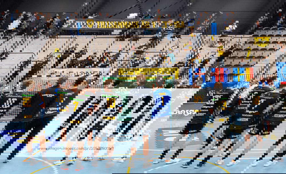 HF Karlskronas players thank the audience after the handball match in ...