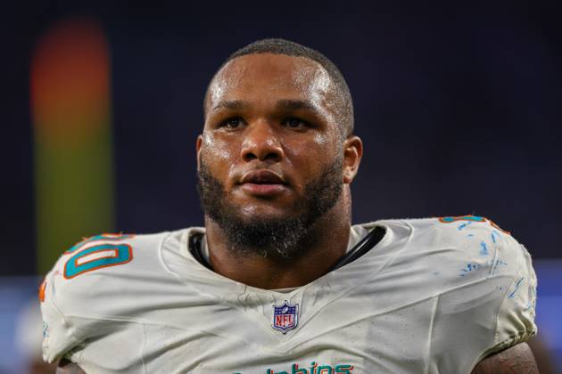 INGLEWOOD, CA - NOVEMBER 11: Miami Dolphins defensive tackle Da Shawn ...