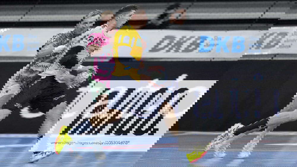 from left Max Darj Füchse, 5 , Sebastian Heymann RNL, 13 , duel, duel ...