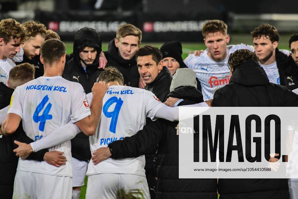 Marcel Rapp Coach speaks to the team Kiel Germany, Hamburg, Millerntorstadion, Football