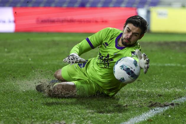 Beerschot s goalkeeper Nick Shinton pictured in action during a soccer ...