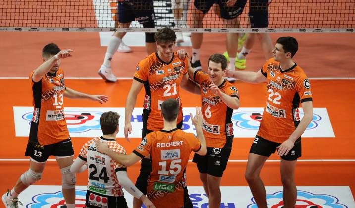 Ruben Schott, Kyle Dagostino, Tobias Krick, Moritz Reichert, Johannes Tille, Jake Hanes cheer