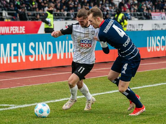 Dennis Chessa SSV Ulm 1846, 11 in duel with Sebastian Schonlau ...