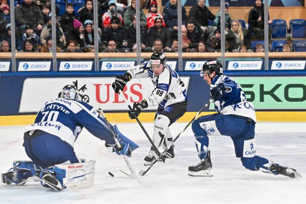 DAVOS, SWITZERLAND DECEMBER 31 Daniel Audette of HC Fribourg Gotteron L ...