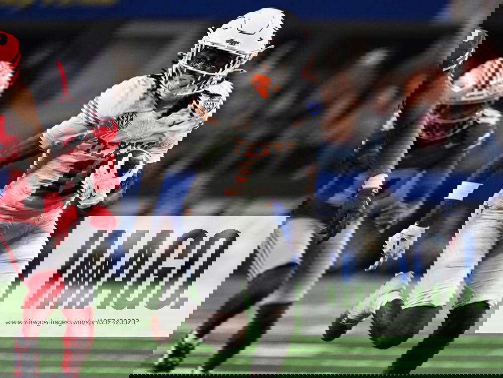 Texas wide receiver Silas Bolden rushes for 24-yards after catching a ...