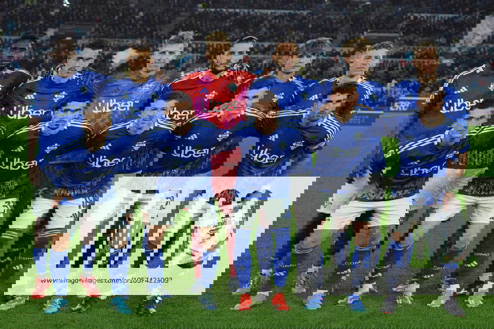 Como team players pose for a group photo during the Serie A match ...