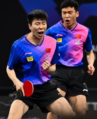 (250111) -- DOHA, Jan. 11, 2025 -- Xu Yingbin (L) Xiang Peng celebrate ...