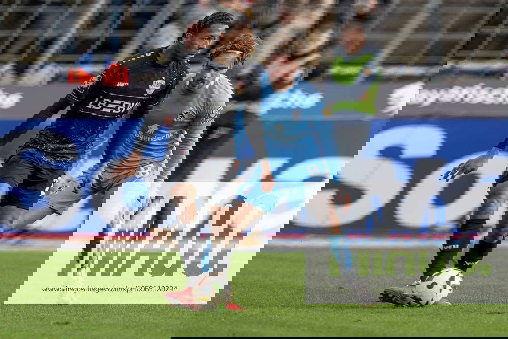 Fight for the ball duel between David Philipp TSV 1860 Muenchen, 8 and ...