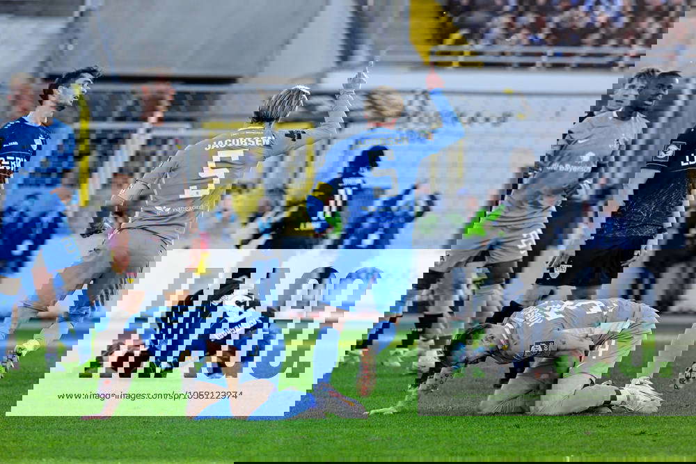 Thore Jacobsen TSV 1860, 5 turns after his goal to 1 1 jubilant ...