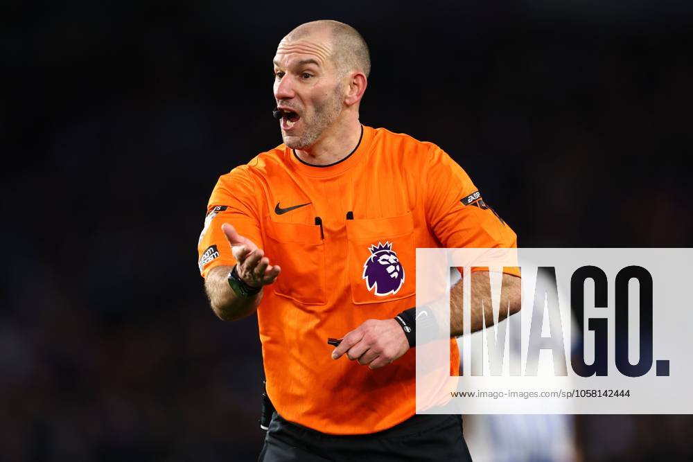 Match referee Tim Robinson Brighton & Hove Albion v Everton, Premier ...