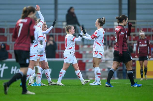 Leipzigs Vanessa Fudalla and Sandra Starke training RB Leipzig women on ...