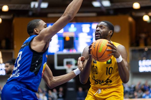 Samuel Idowu Tigers Tuebingen, 10 in duel with Nelson Okafor Nuernberg ...