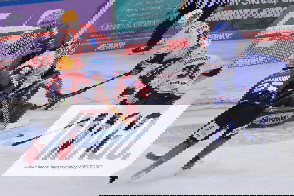 Fabian Herrmann Fischtown Pinguins 25 cant get the puck against Andreas ...