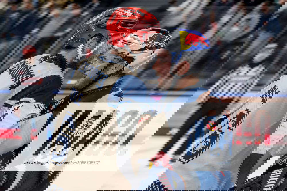 Daryl Boyle Schwenninger Wild Wings, 6 at the shakehands with Chris ...