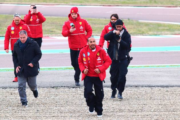 Lewis Hamilton in pista a Fiorano con la nuova Ferrari SF-25 motori 19 ...