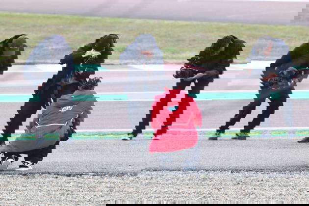 Lewis Hamilton in pista a Fiorano con la nuova Ferrari SF-25 motori 19 ...