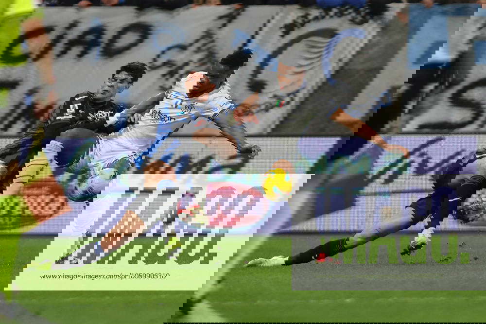 Inter Milan& x2019;s Denzel Dumfries Atalanta s Raoul Bellanova during ...