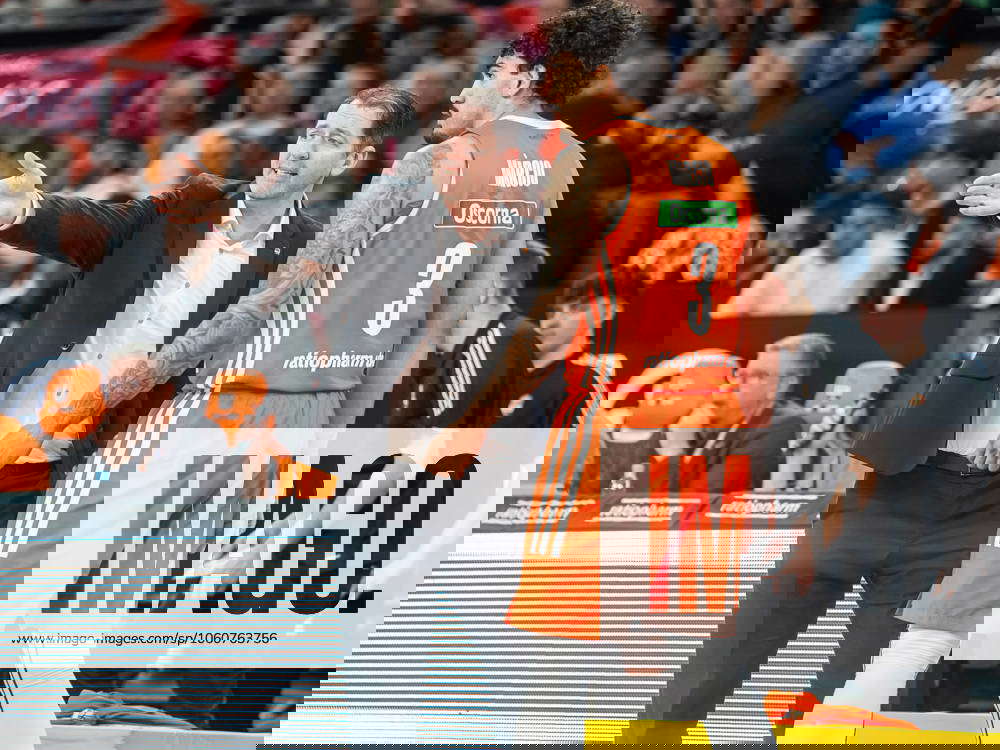 Ty Harrelson, Headcoach Ratiopharm Ulm gives Marcio Santos Ratiopharm ...