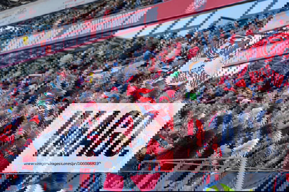 Essen fans celebrate their teams victory, GER Rot Weiss Essen vs ...