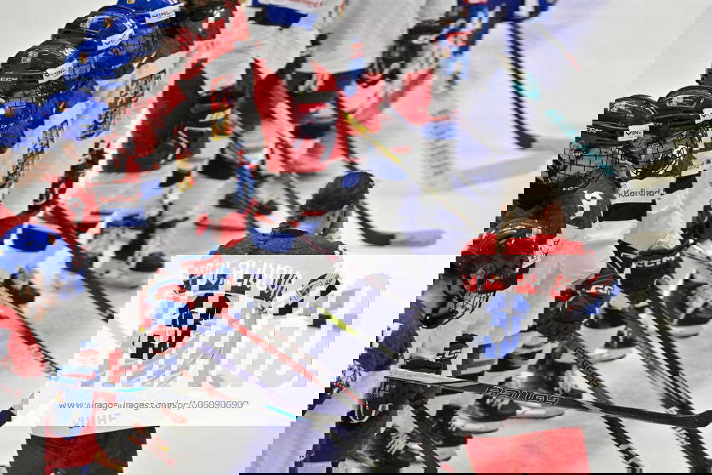 Czech players line up after they lost the Ice hockey, Eishockey IIHF ...