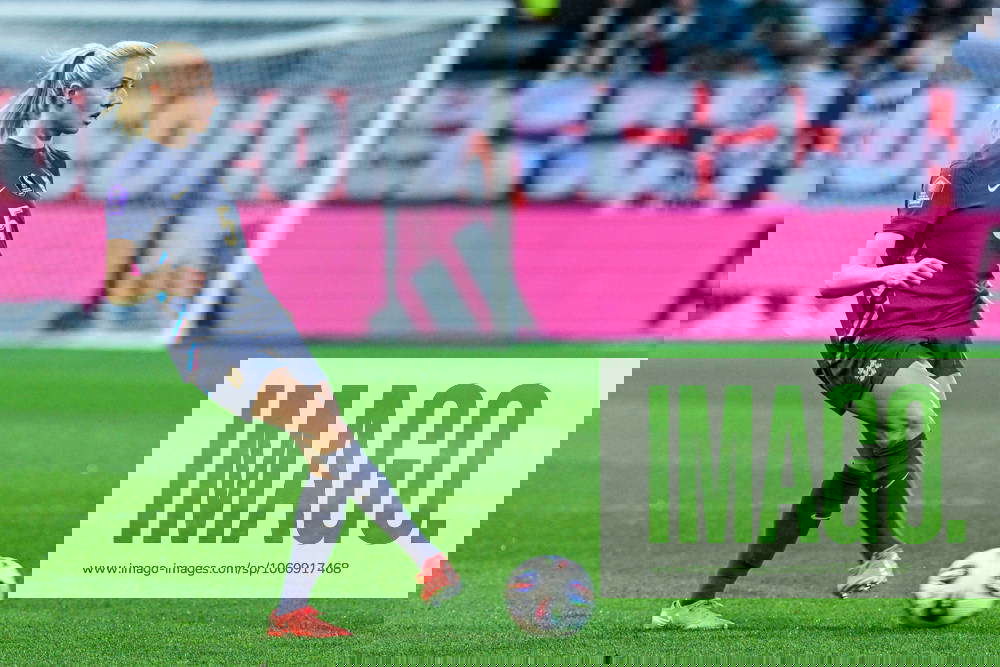 250408 BELGIUM VS ENGLAND Leah Williamson (5) of England pictured during a game between the