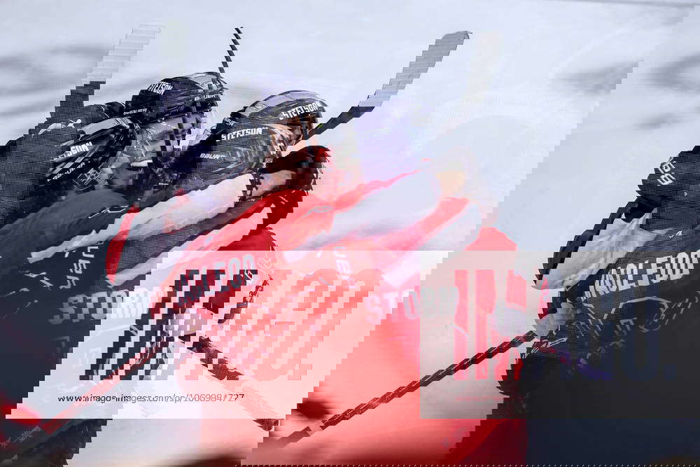 14 04 2025, Ice field hockey, DEL Play offs, Cologne Sharks ERC ...