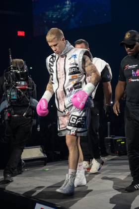 Entrance of Roarke KNAPP_ Bakary SAMAKE (France) vs Roarke KNAPP (South ...