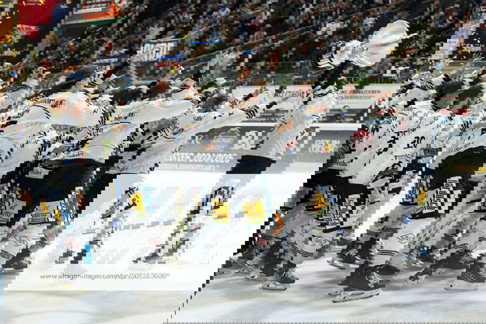 DEL2 Champion 2025 Eisloewen Dresden Pokaluebergabe , GER, Ravensburg Towerstars vs Dresdner