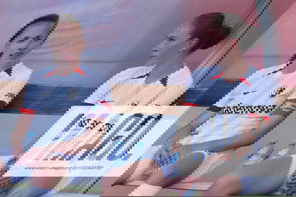 Lisa Karl SC Freiburg and Maj Schneider SC Freiburg talk, Google Pixel Womens Bundesliga, FC Bayern