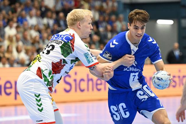 Julian Koester VfL Gummersbach 7 vs Mijajlo Marsenic Fuechse Berlin 93 ...