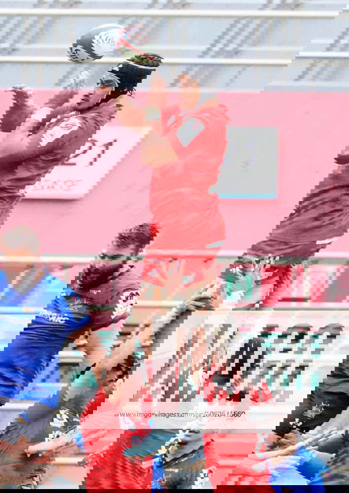 Tokyo, Japan - Kobelco Kobe Steelers lock Gerard Cowley-Tuioti catches ...