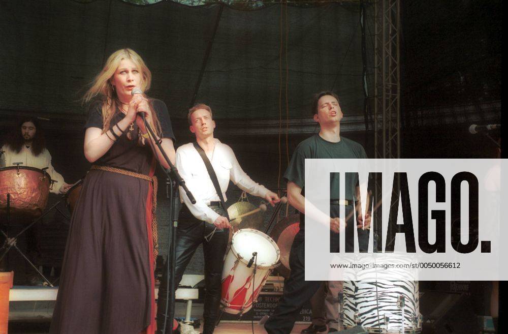 Sängerin Andrea Haugen und Band (NOR - Hagalaz Runedance) - Leipzig