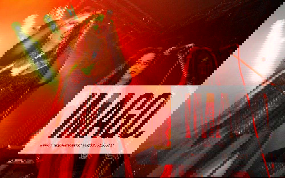 Sängerin Debra Fogarty (li.) und Keyboarderin Sharon (beide USA Diva ...