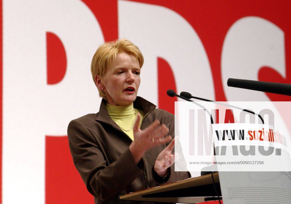 PDS-Bundesvorsitzende Gabi Zimmer spricht auf dem PDS-Parteitag in