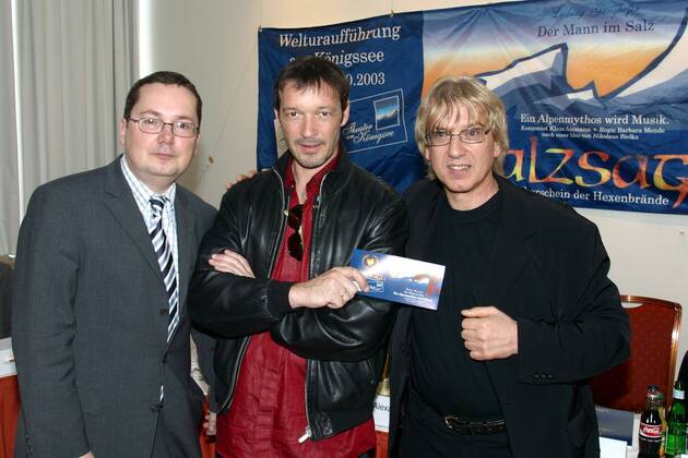 Geschäftsführer Robert Pietsch und Komponist Klaus Ammann überreichen ...