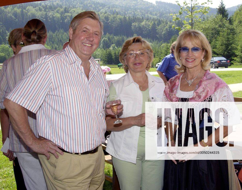 Moderator Karl Moik mit Ehefrau Edith (Mitte) und Sängerin Dagmar ...