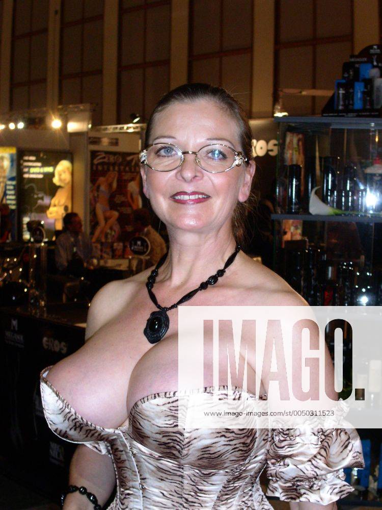 Fetish-Queen Lady Madeleine mit ausuferndem Dekollete anlässlich der 7. Venus Erotikmesse in