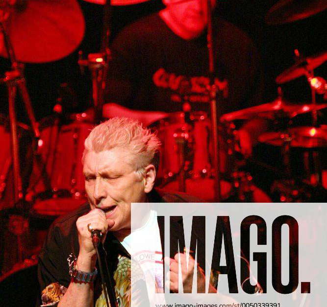 Sänger Chris Farlow (Colosseum) während eines Konzerts im -Frankfurter ...