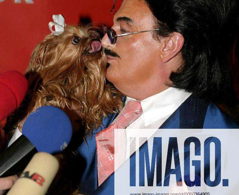 Modedesigner Rudolph Moshammer (GER) knutscht mit Hündin Daisy ...