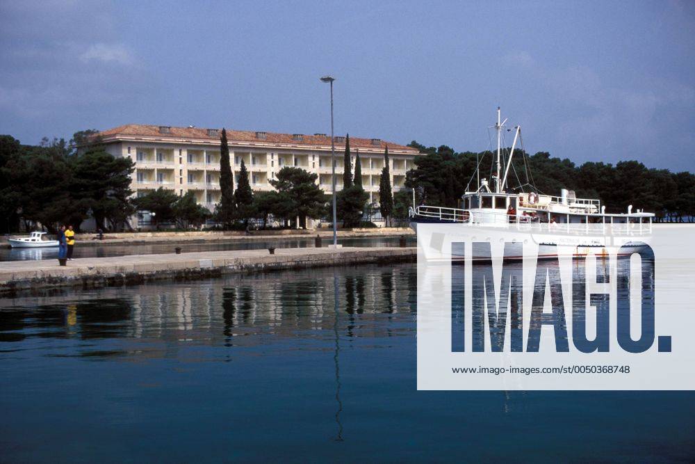 Fährschiff -Fazanka- legt im Hafen von Brijuni