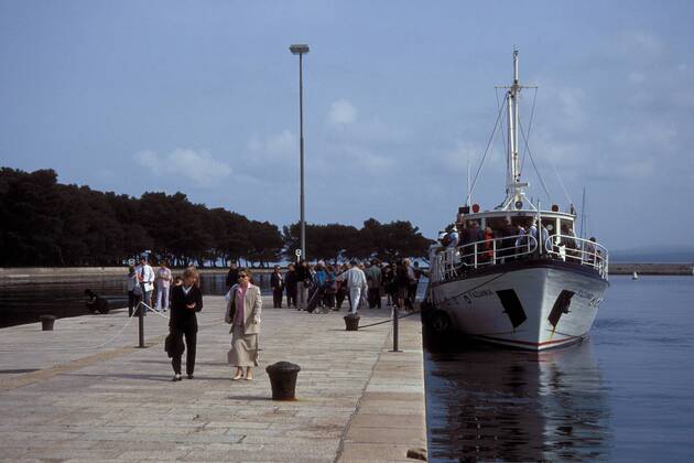 Fährschiff -Fazanka- legt im Hafen von Brijuni